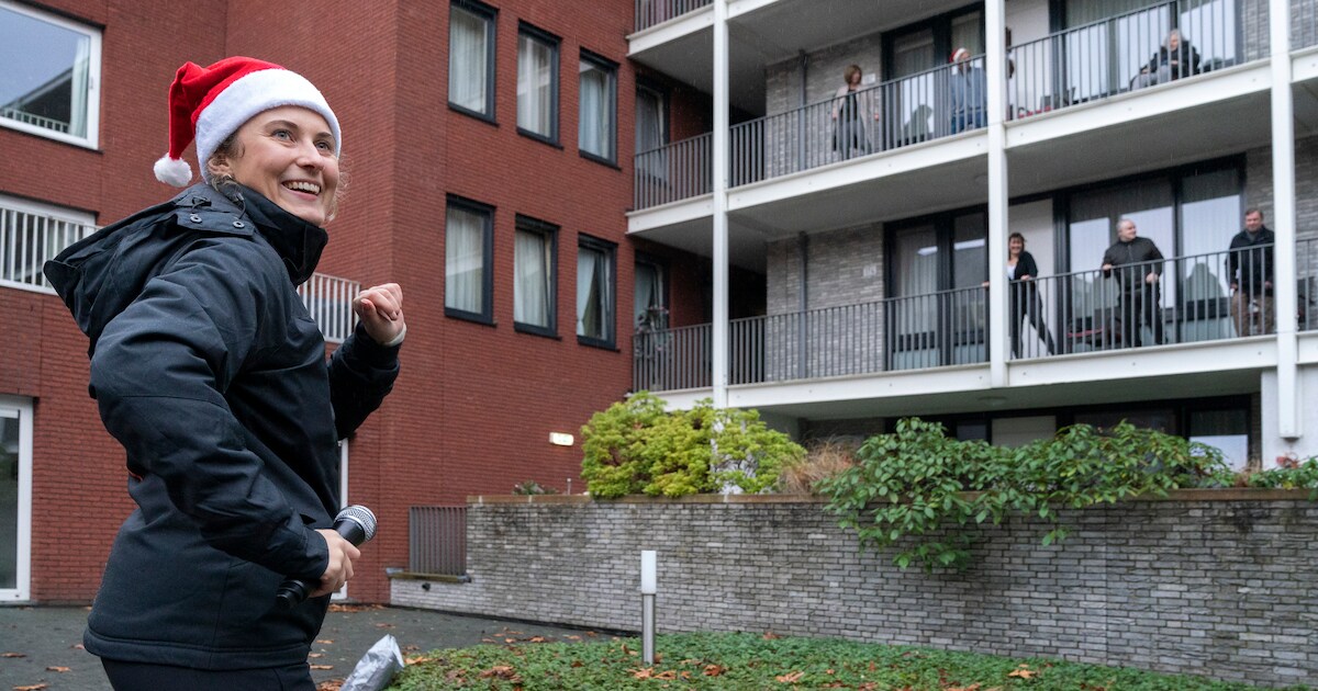 Thuis sporten op het balkon: ‘Draaien met die heupen, maar iets ...