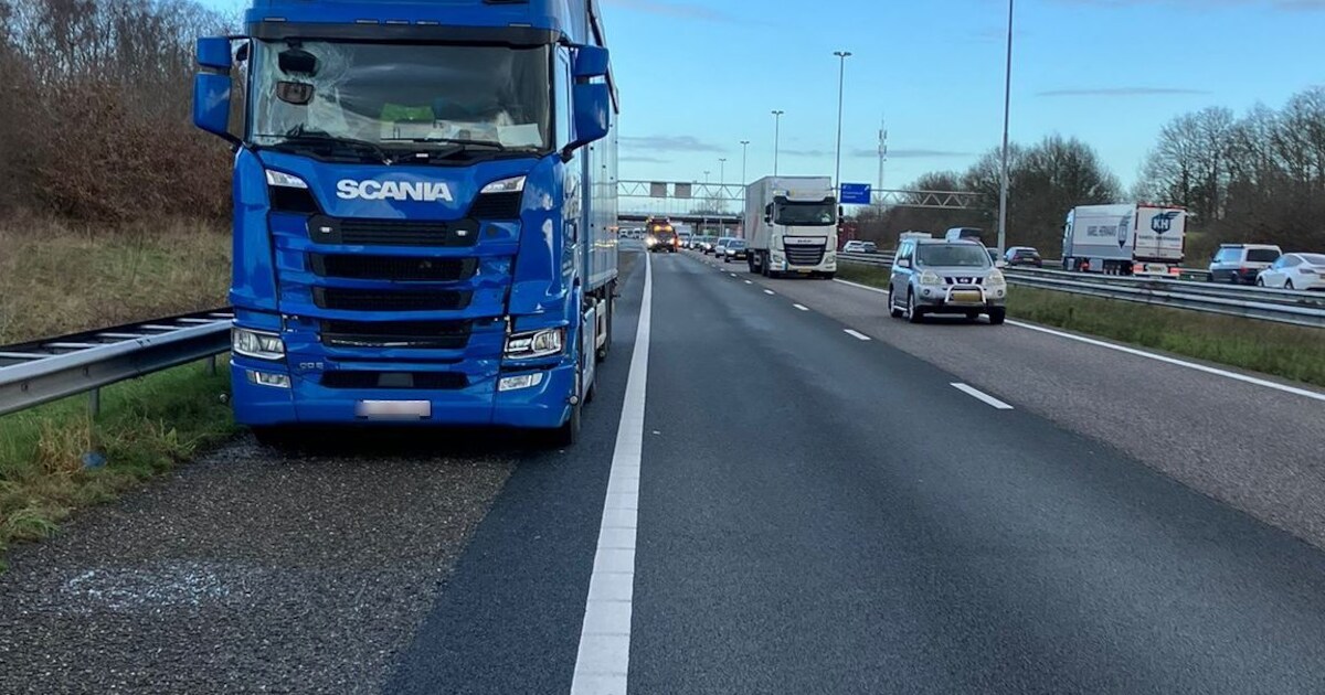 Weg weer vrij na botsing tussen twee vrachtwagens op de A58 bij Ulvenhout | Tilburg | bd.nl
