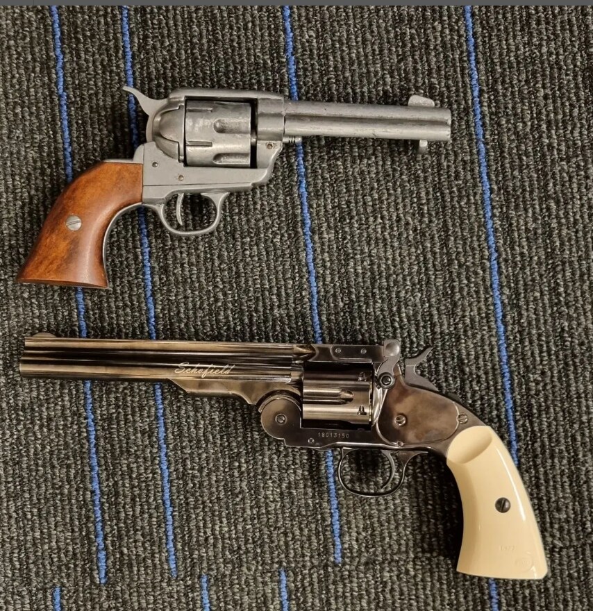 Meerdere ‘wapens’ gevonden in woning Kaatsheuvel | Foto | bd.nl