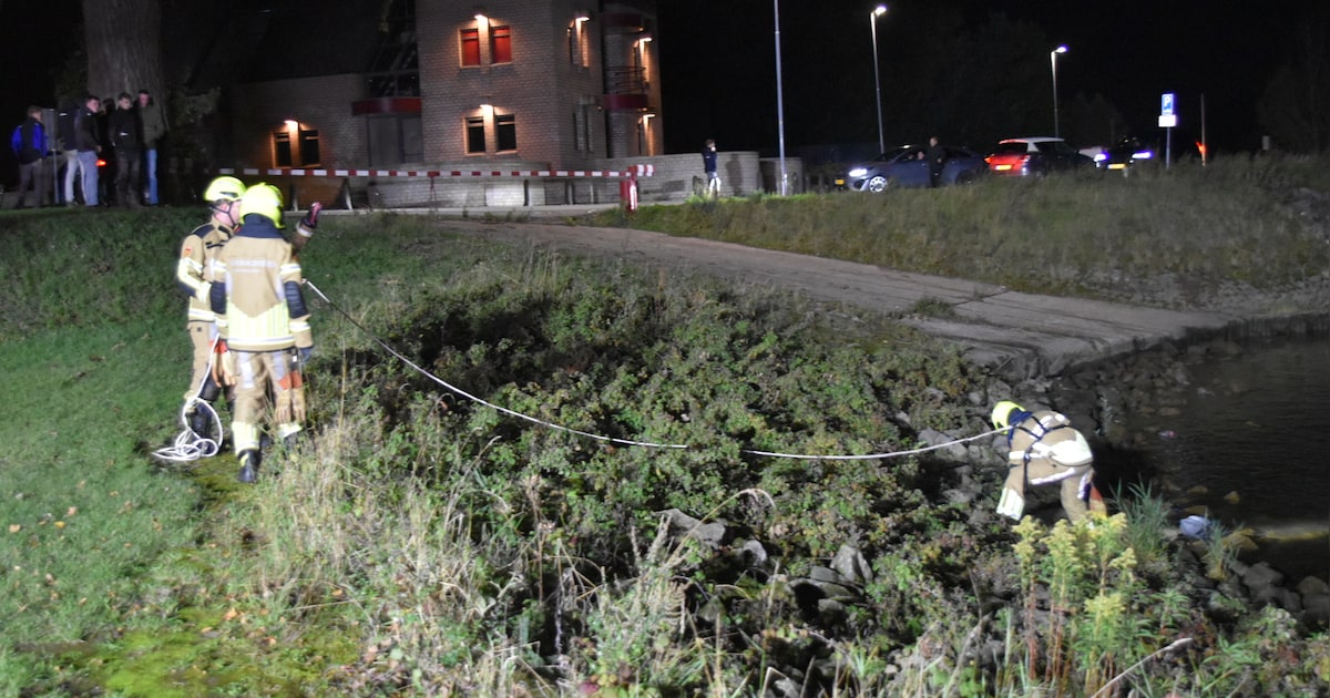 Auto rijdt water in bij pont in Brakel, jonge bestuurder stapt net op ...