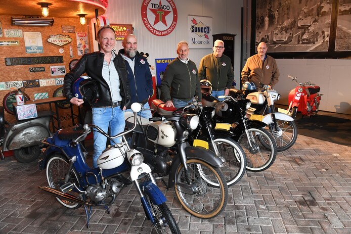 Op stokoude brommers tuffen vrienden op leeftijd van Tilburg naar Utah ...