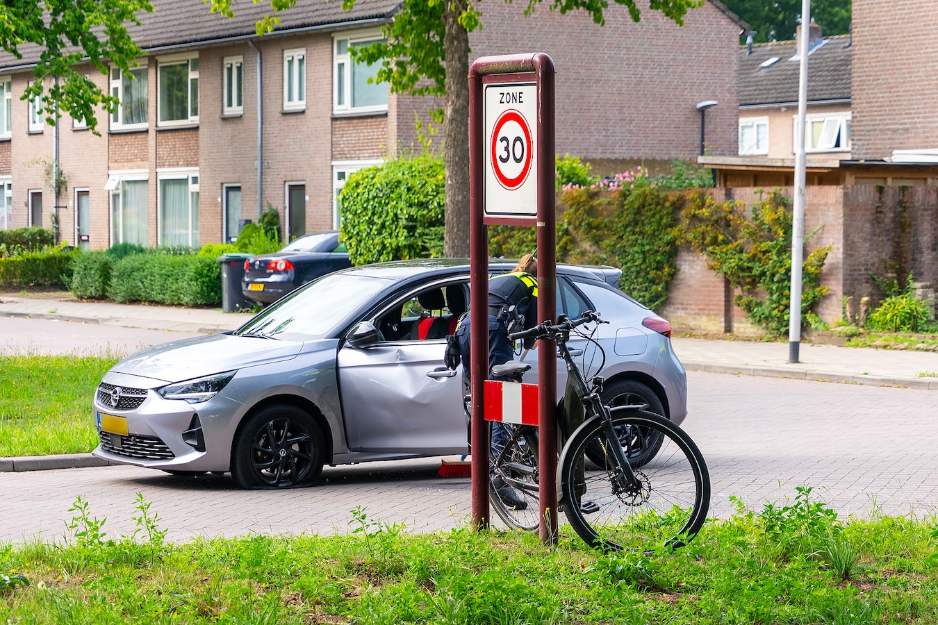 Diepe deuk in portier en lekke band door botsing auto met elektrische ...