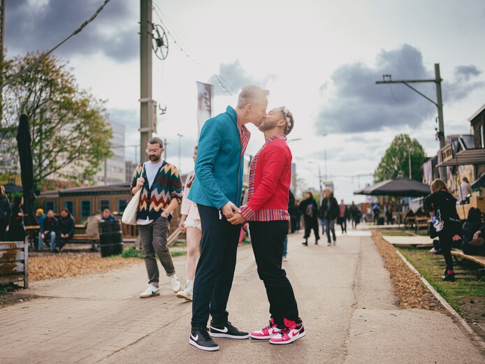 Benjamin en Geert trouwen tijdens Roadburn Festival: ‘Hier voelen we ...