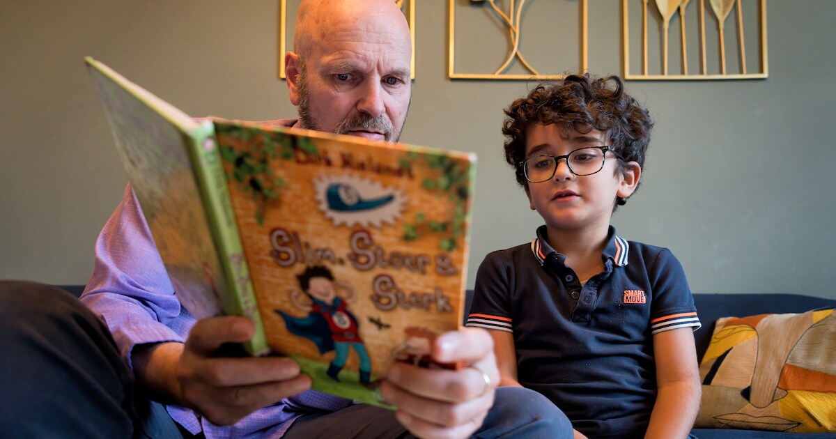 Wat als papa en mama niet kunnen voorlezen? Dan bel je Marcus van de ...