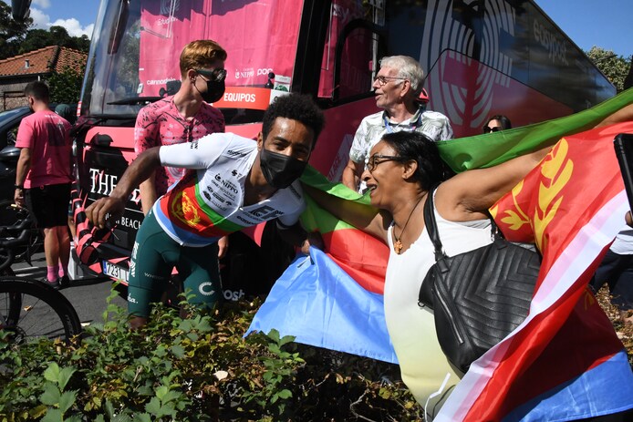 Eritrese wielrenner Merhawi Kudus aanbeden door landgenoten tijdens La ...