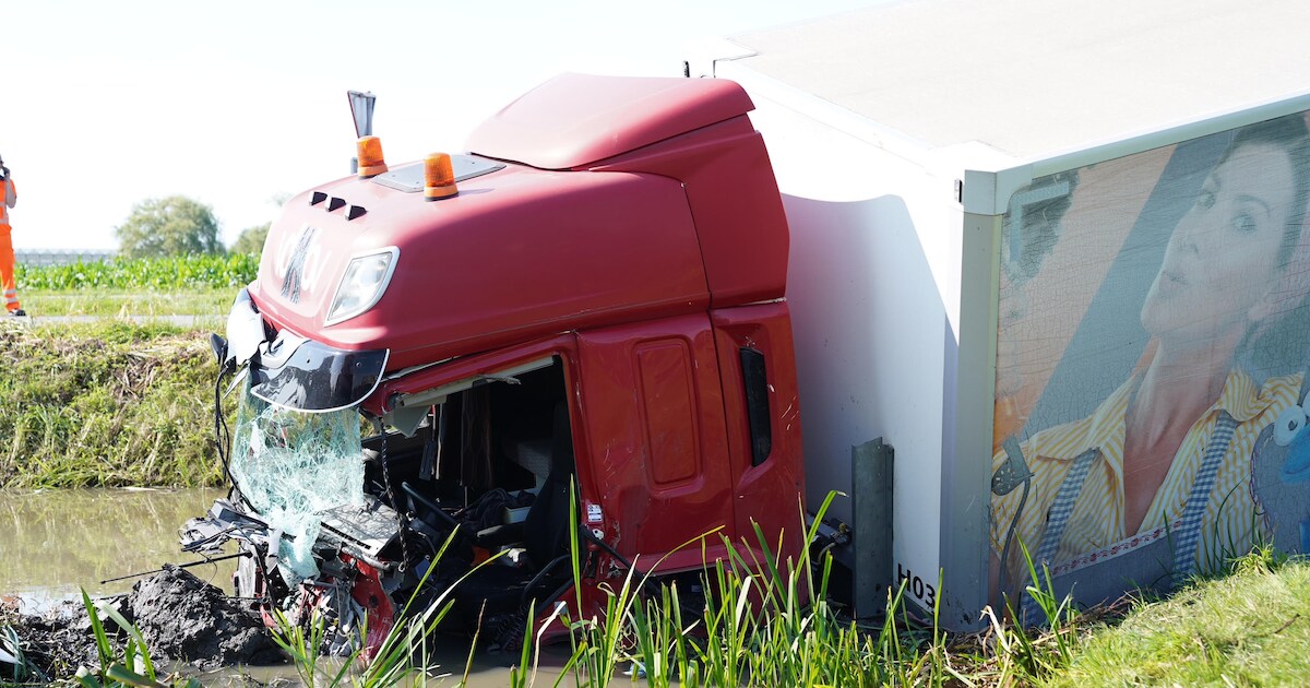 Zwaargewonde na botsing tussen vrachtwagen, bestelbus en auto in Hellouw | 112 nieuws West ...