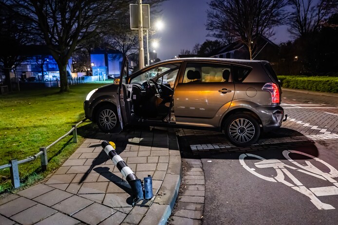 Twee auto's fors beschadigd bij botsing in Tilburg: ‘Verkeerslichten op oranje vanwege het ...