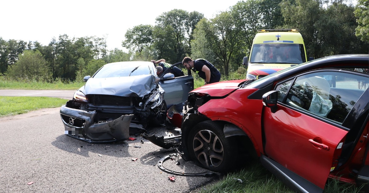 Auto’s knallen op elkaar op T-splitsing in Sprang-Capelle: vrouw gewond naar ziekenhuis | 112 ...