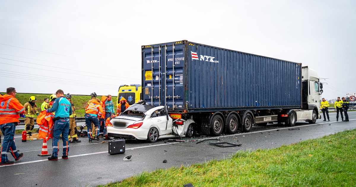 Man (44) overleden na zwaar ongeluk met vrachtwagen op A29 bij Numansdorp | Binnenland | bd.nl