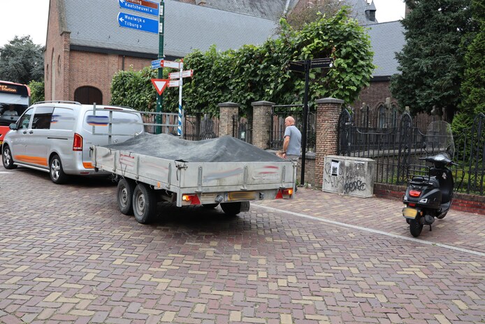 Bestelbus met aanhanger rijdt achteruit en botst op scooter, meisje raakt gewond | 112 nieuws ...