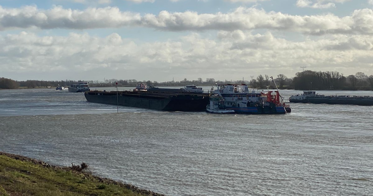 Duwbak Daan vaart tijdens storm bij Opijnen op een krib | Regio | BD.nl