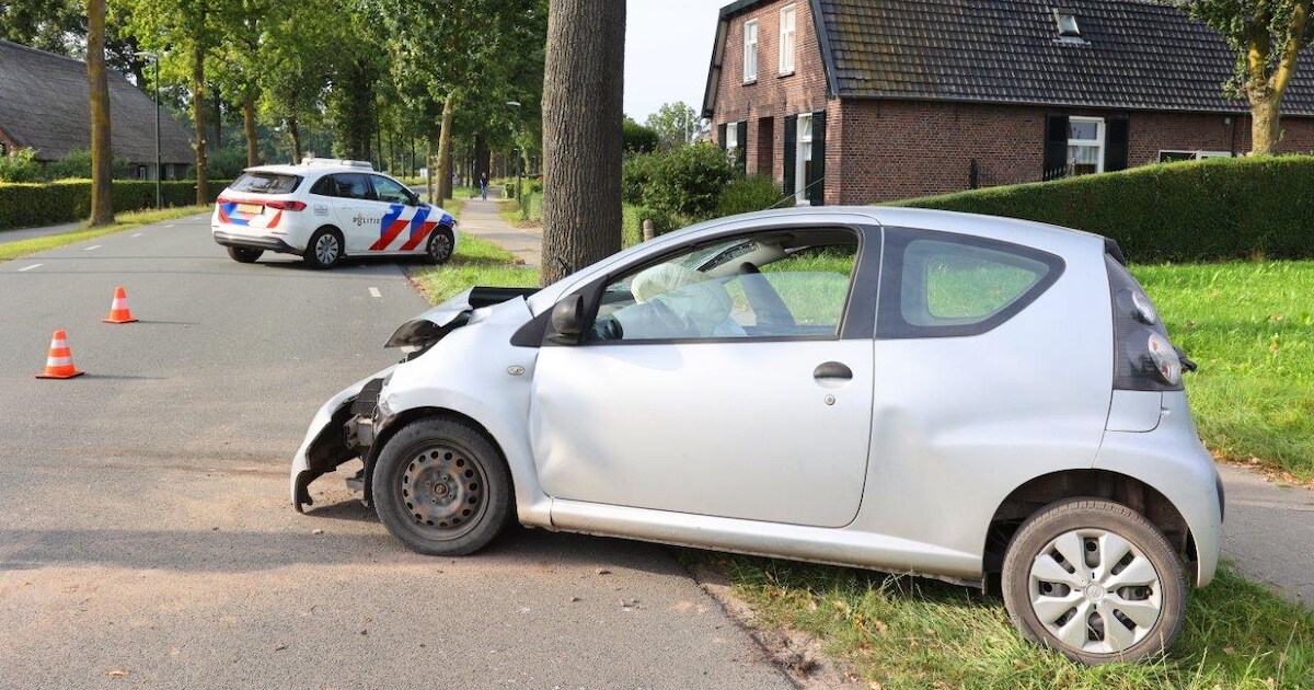 Automobilist zwaargewond bij botsing tegen boom in Helvoirt, slachtoffer door omstanders uit ...