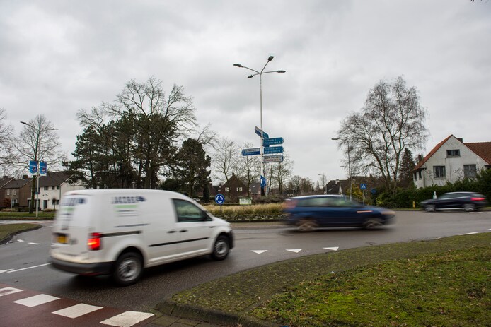 Oirschot gaat onoverzichtelijke Lidl-rotonde toch ‘oppimpen’ | Oirschot | bd.nl