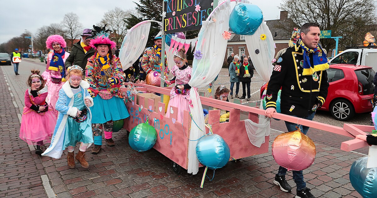 Prinsessen trekken door de straten in Nieuwkuijk | Heusden | BD.nl