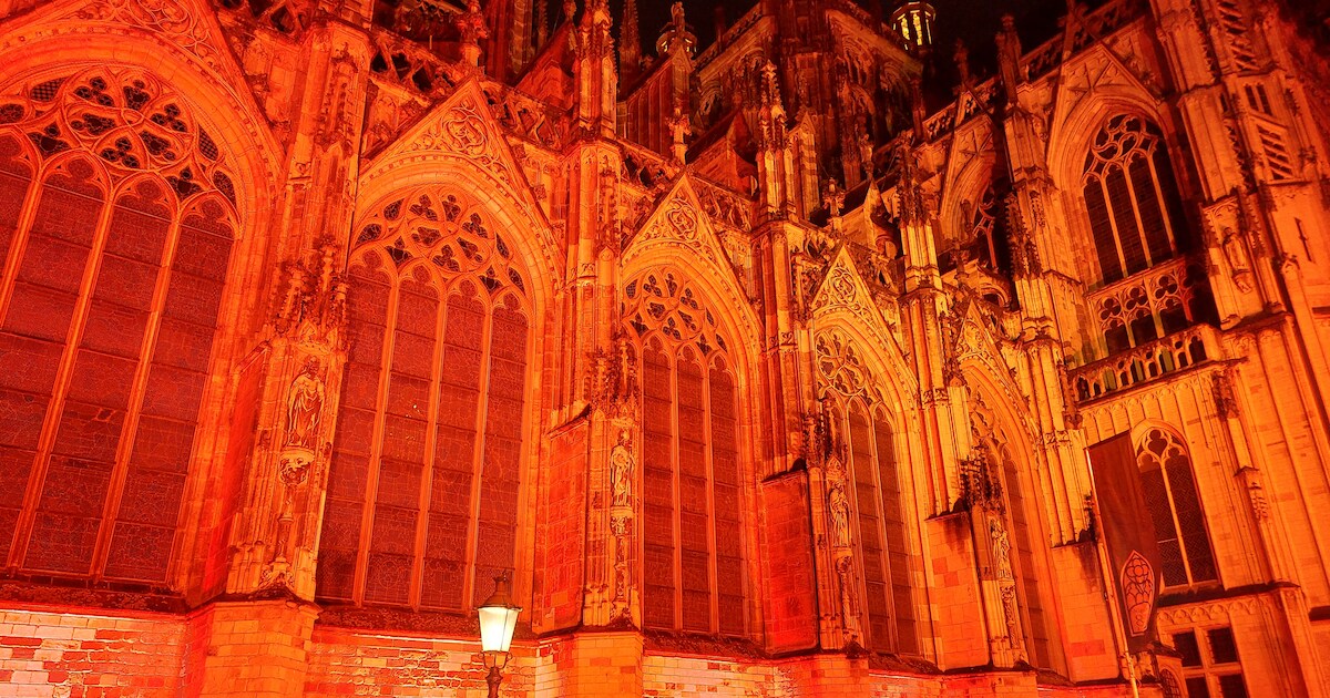 Internationale actie zorgt voor rood verlichte Sint-Jan: ‘Prima actie ...