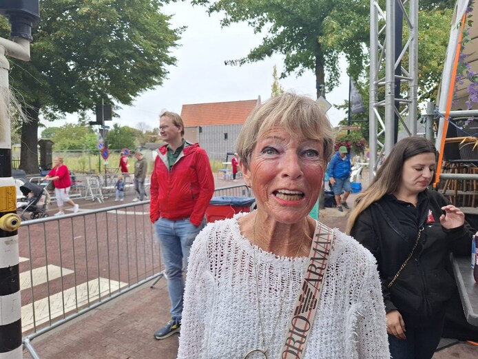 Kleurrijke parade Brabantsedag trekt door warm en vol Heeze | Eindhoven ...