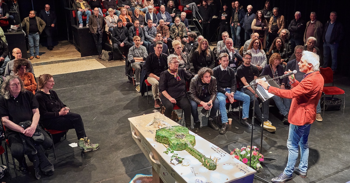 Het allerlaatste optreden van de overleden Osse gitarist Léon Hoeks ...