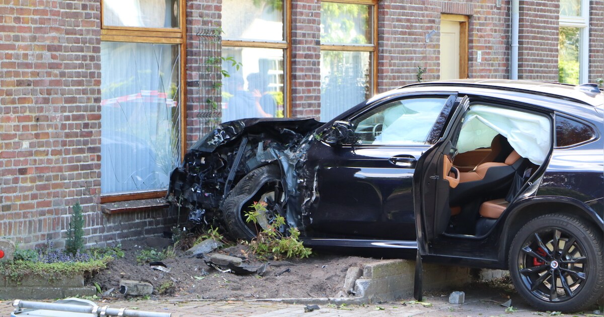 Automobilist verliest macht over stuur, botst tegen fietser en ramt woning in Kaatsheuvel | Loon ...