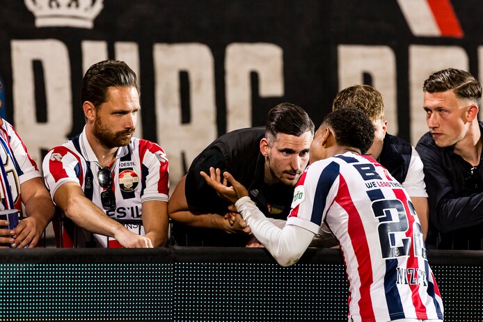 Aasgieren cirkelen likkebaardend boven zwaargewonde prooi Willem II ...