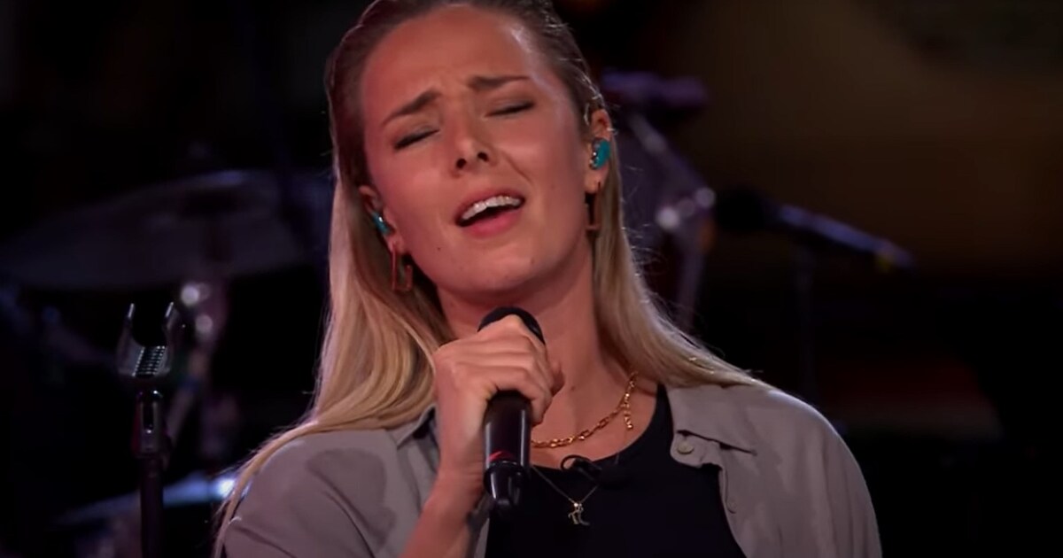 Sera ontroert kijkers met haar uitvoering van 'Je draagt het niet ...