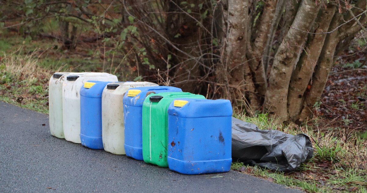 Zeven jerrycans aangetroffen in Kaatsheuvel: politie onderzoekt of ze ...
