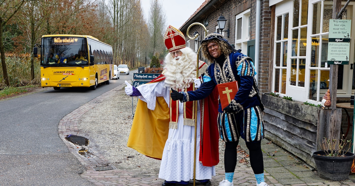 Jubilerende stichting verrast kinderen: Sint komt in ‘lekker geel busje ...