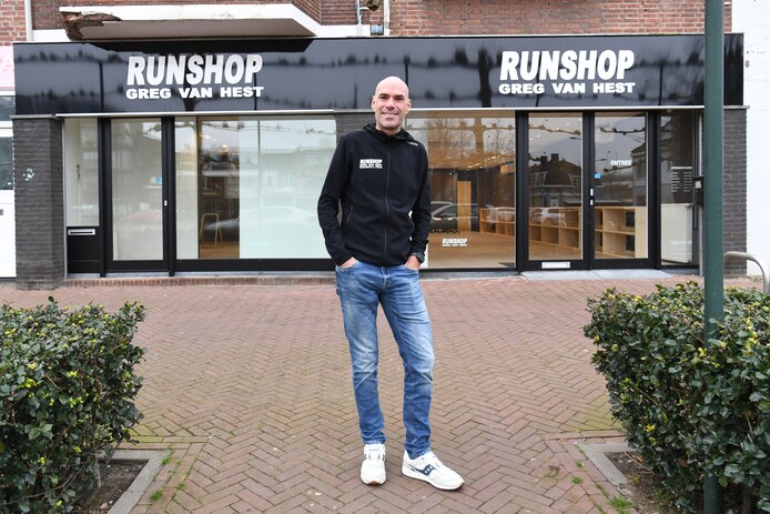 Niet iedereen in zijn winkel weet wie Greg van Hest is: ‘Klanten vragen ...