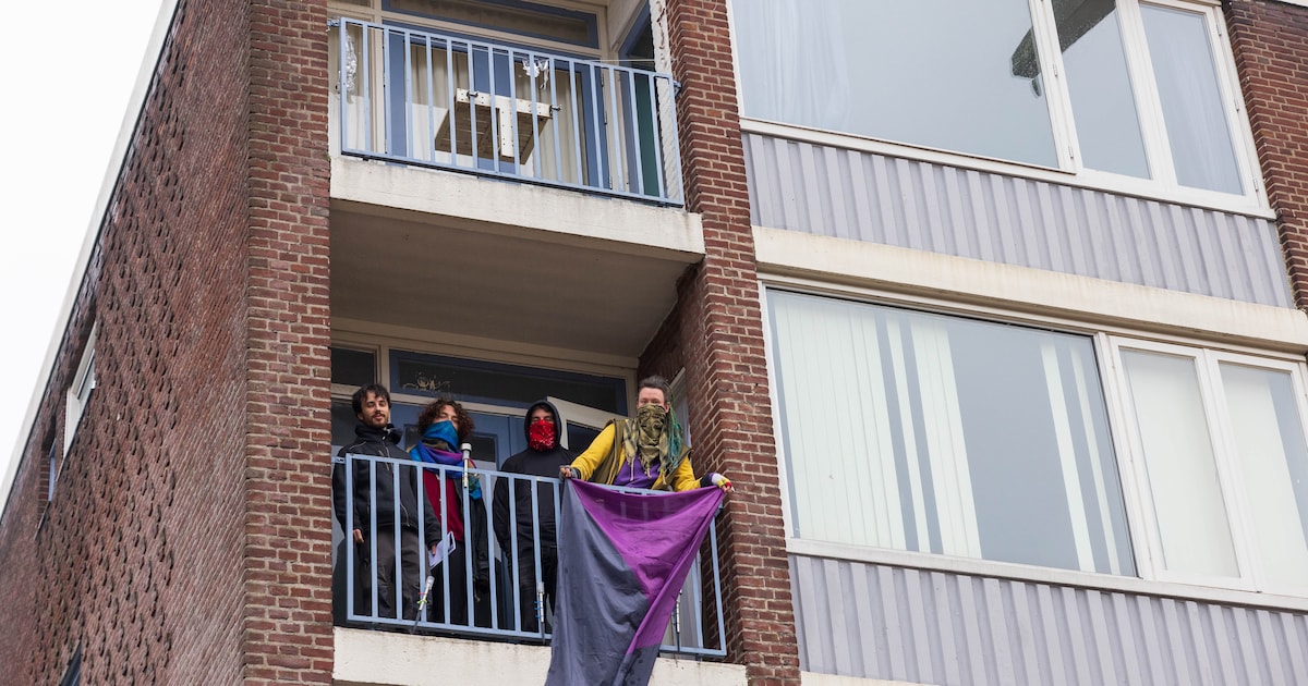 Viertal grijpt kans om in lege flat te wonen: ‘We zijn geen krakers, we ...
