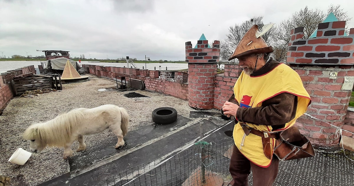 Ridder Lenny, kasteelheer van de Vlotburg, zal in het harnas sterven ...
