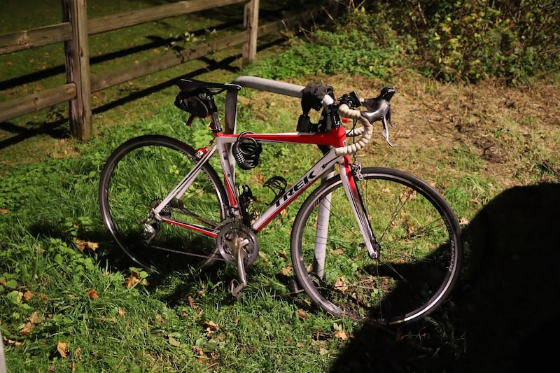 Bestuurder van busje ziet wielrenner gewond naast zijn fiets staan in ...