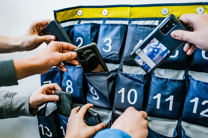Scholen in de regio willen niet aan een verbod op mobieltjes in de klas: ‘Vroeg of laat komt die ...