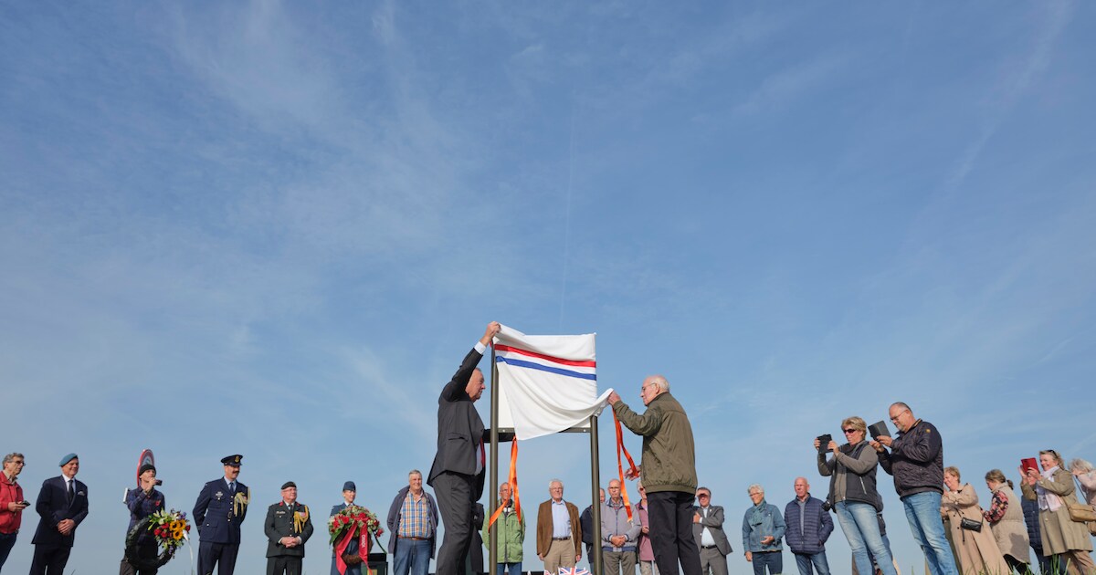 Herdenkingsbord voor bommenwerper die in 1944 neerstortte tussen Maas ...