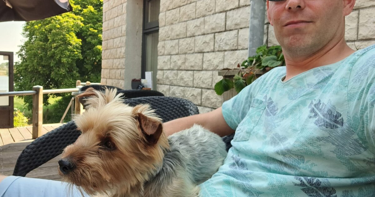 Van bijna dood in een vuilcontainer tot aan rondreizen in een caravan: hondje Boris én zijn ...