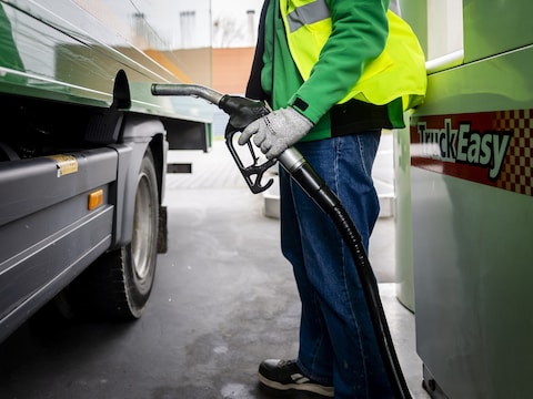 Tanken blijft nog maanden duurder ondanks vredesdeal: benzine vrijdag ...