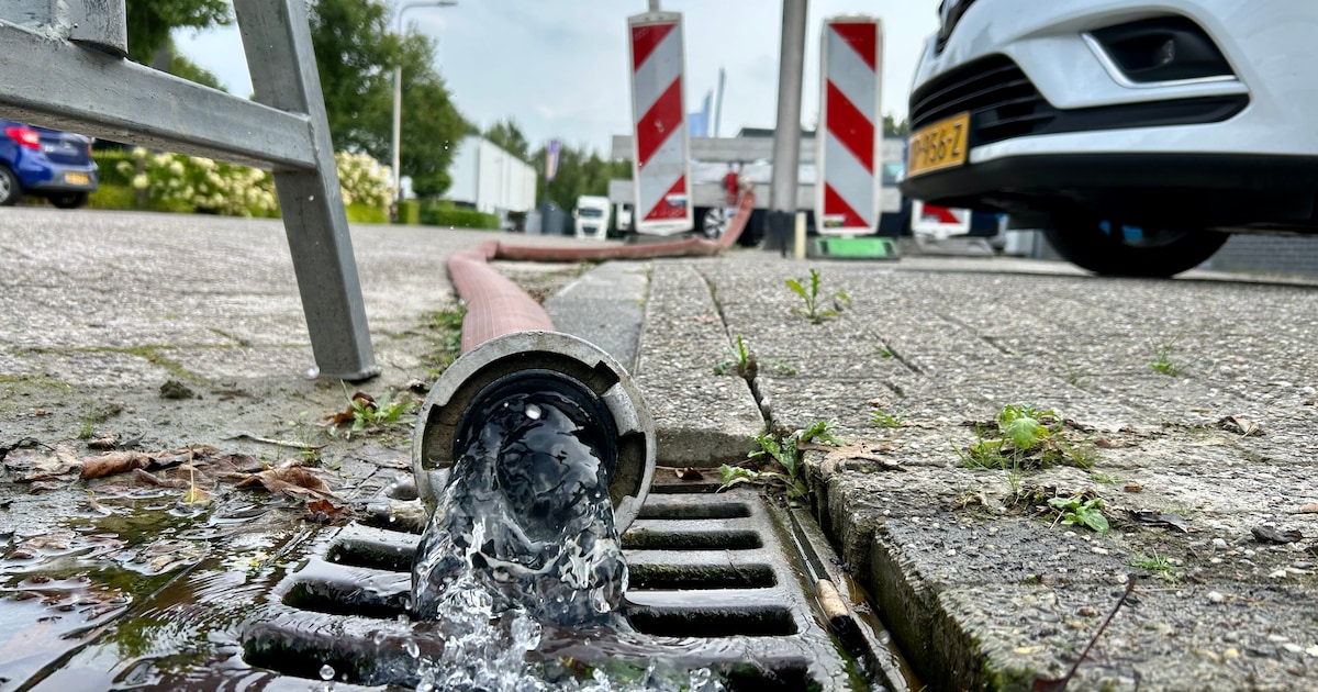 'We moeten zuinig doen met water, en dan dit?' In Tilburg stroomt al ...