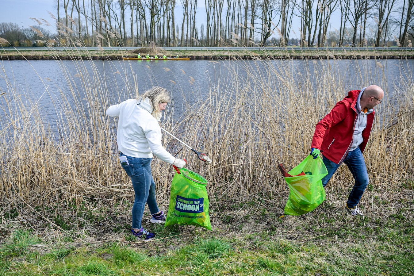 Trix (71) doet in Oss mee aan Landelijke Opschoondag: ‘Je raakt ...