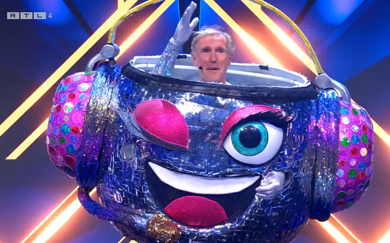 Dubbele verbazing bij Masked Singer: BN’er waagt zich zónder masker ...