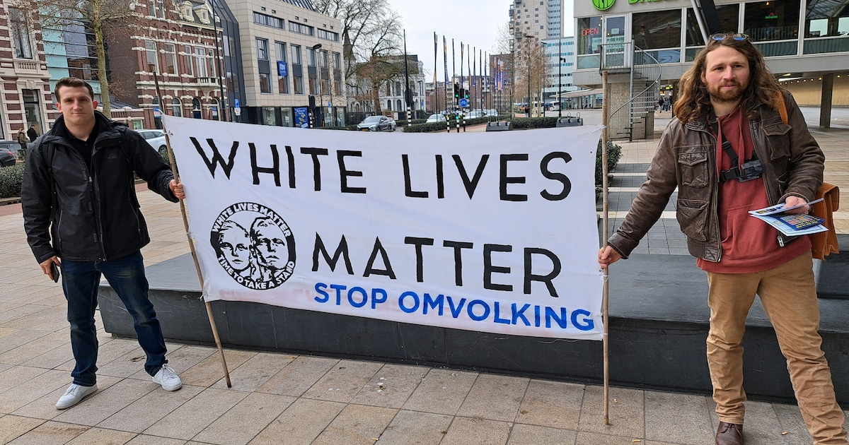 Veroordeelde rechtsextremist rolt gewoon weer spandoek met ‘White Lives Matter’ uit op station ...