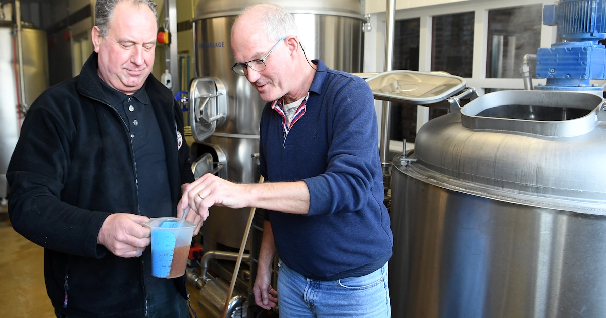 Docent Wim trots op eigen bier van De Rooi Pannen: ‘Brouwen doe je niet ...