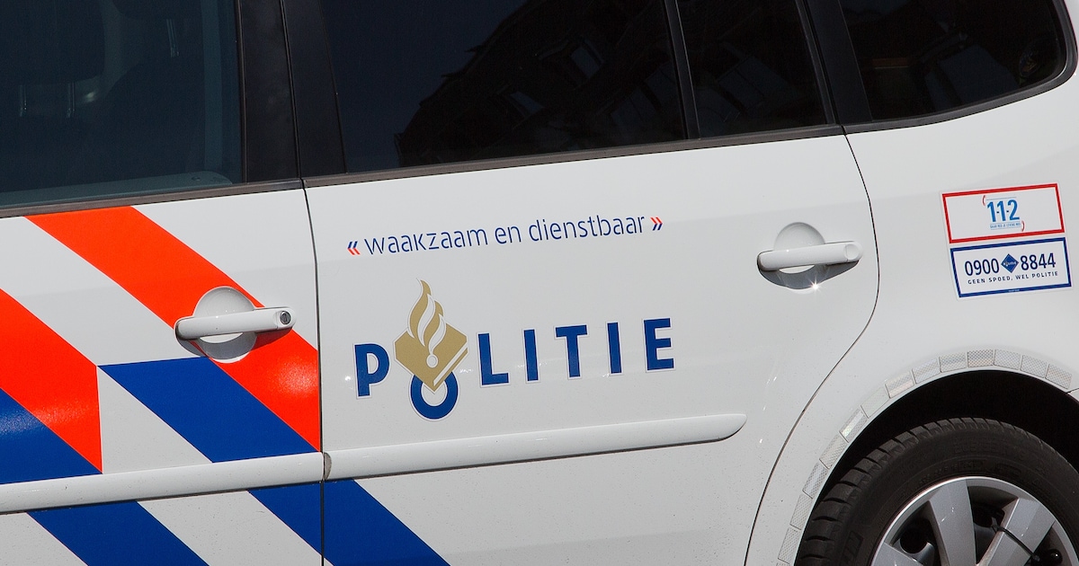 Man slaat ruit van politieauto stuk bij Tilburgs politiebureau | Regio ...