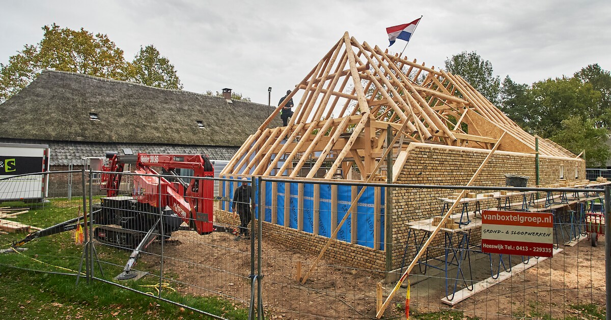 Vlag in top op nieuwe schob Meierijsche Museumboerderij | Uden, Veghel ...