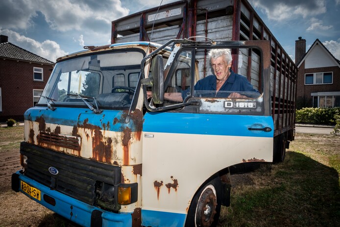 Tien én zijn buren treuren om roestende truck die na 25 jaar verdwijnt ...