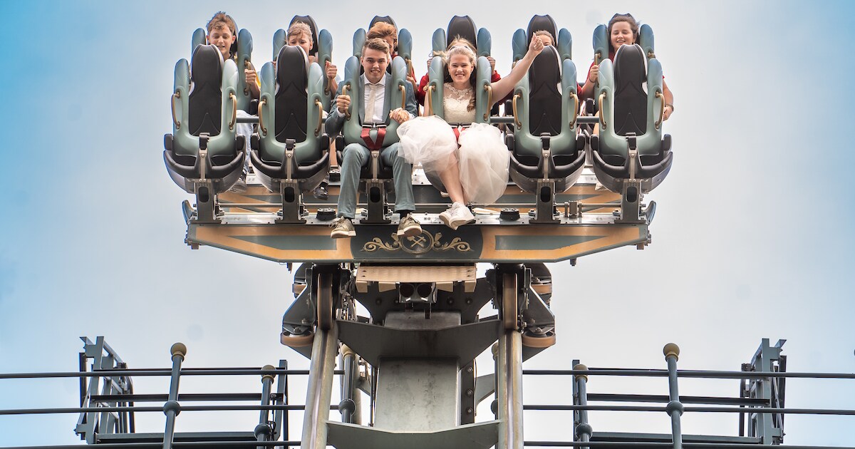 Over de kop in een bruidsjurk: Tjeerd en Gelien staan op winnende ...