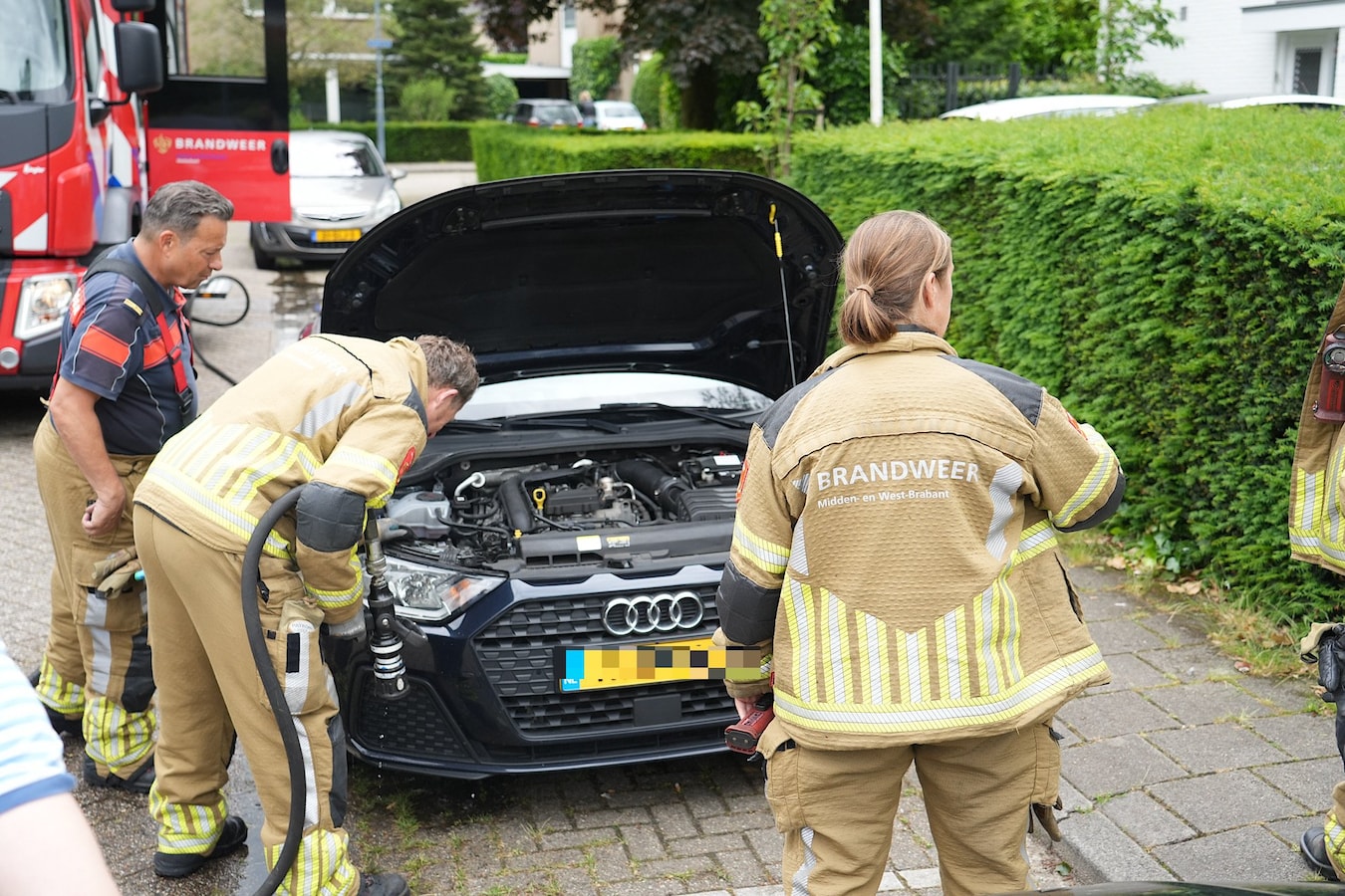 Brandweer denkt kat uit auto te jagen in Oosterhout, maar dan kruipt er ...