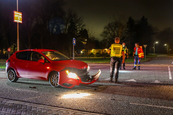 Twee voertuigen flink beschadigd bij aanrijding op kruispunt in Oss | 112 nieuws Oss | bd.nl