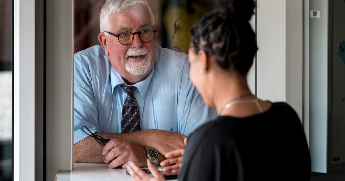 Beveiliger Henk werkt met zijn steenkolenengels op het azc in Den Bosch ...