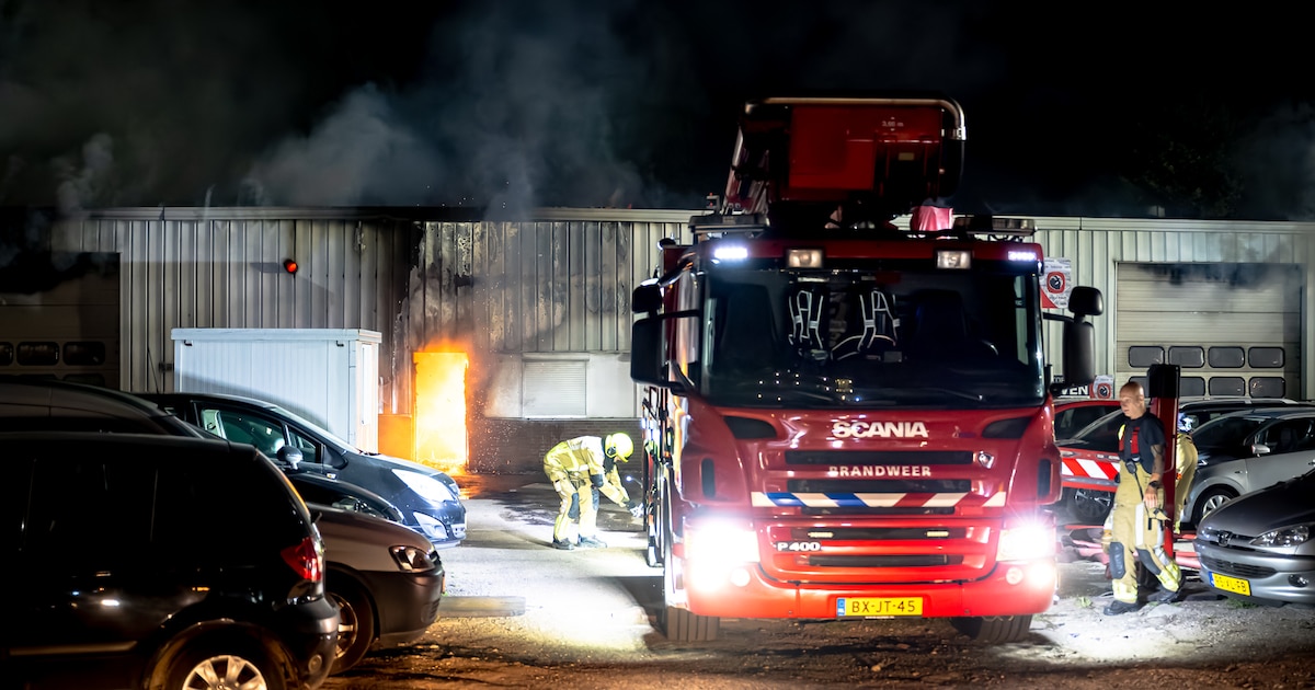 Grote brand bij autobedrijf in Tilburg: ‘Dit is foute boel’ | Regio | BD.nl