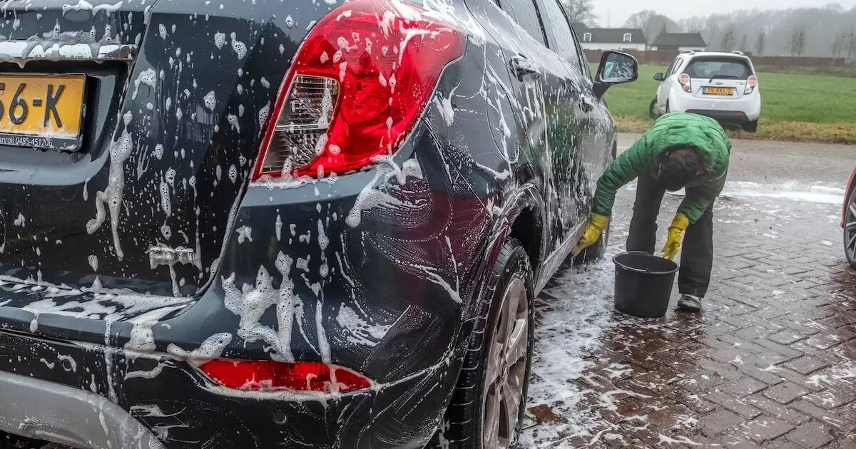 Tatoeage, brandweerfeestje en nacht in bruidssuite: alles onder de ...