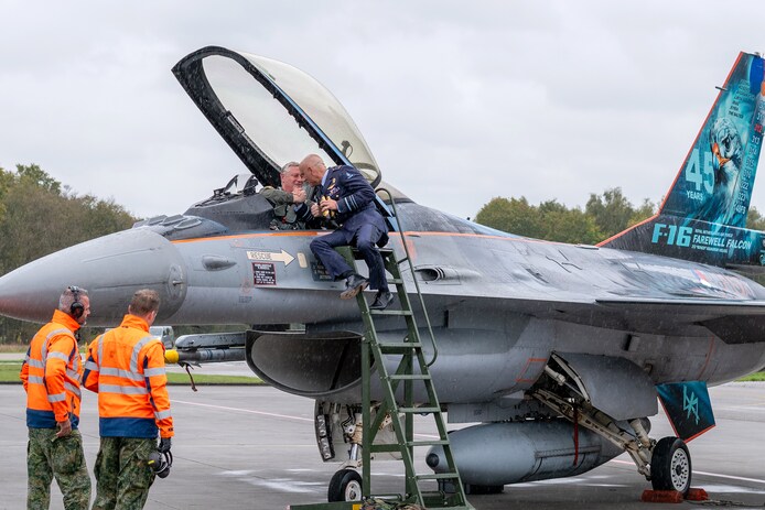 Het laatste rondje van de F-16: afscheid van de ‘vliegende Messi’, op ...