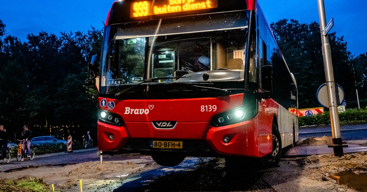 Stadsbus rijdt zich vast op rotonde in aanbouw in Tilburg, chauffeur ...